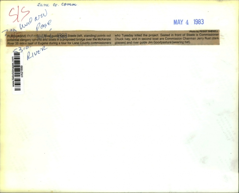 1983 Press Photo River guide Keith Steele points out potential dangers - Historic Images