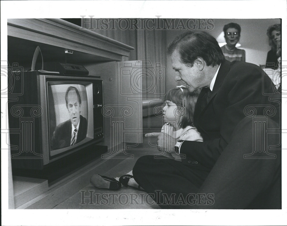 1988 Press Photo Sen Donald Riegle Wins Race - Historic Images