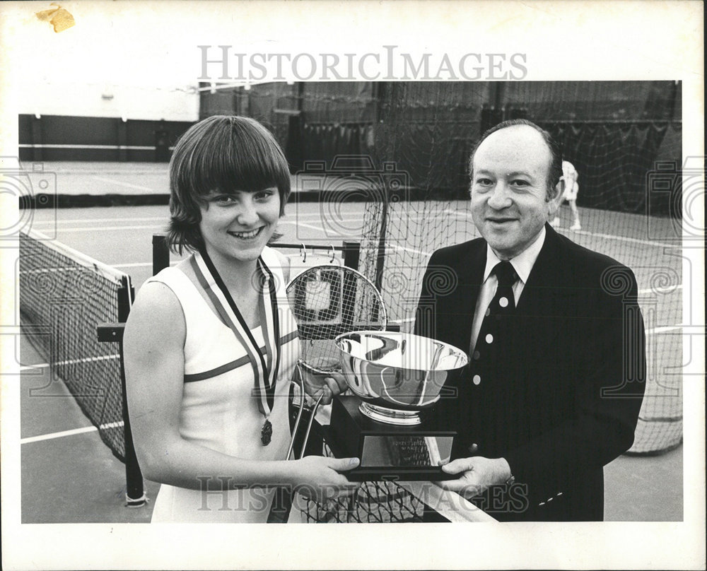 1975 Press Photo Mary Lou Piatek Receive prize Harold Kaufman ...