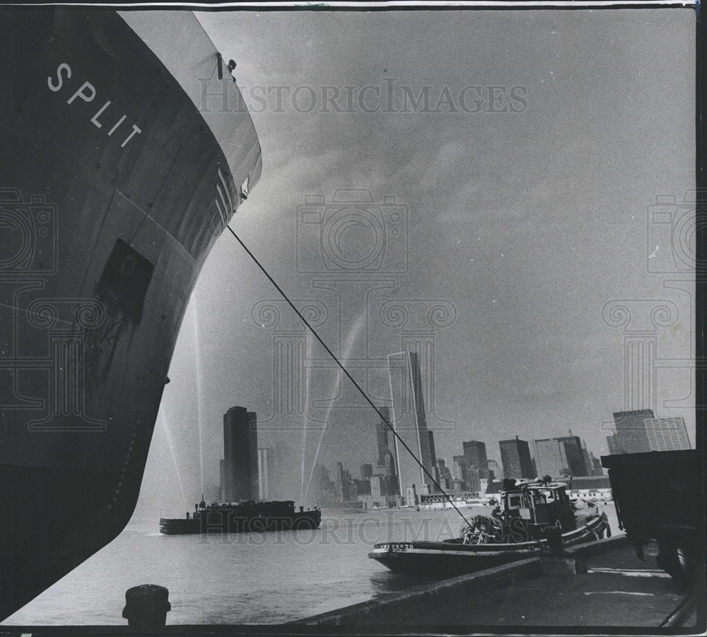 1975 Press Photo Yugoslavian Ship Split Tied To Dock At Chicago's Navy ...