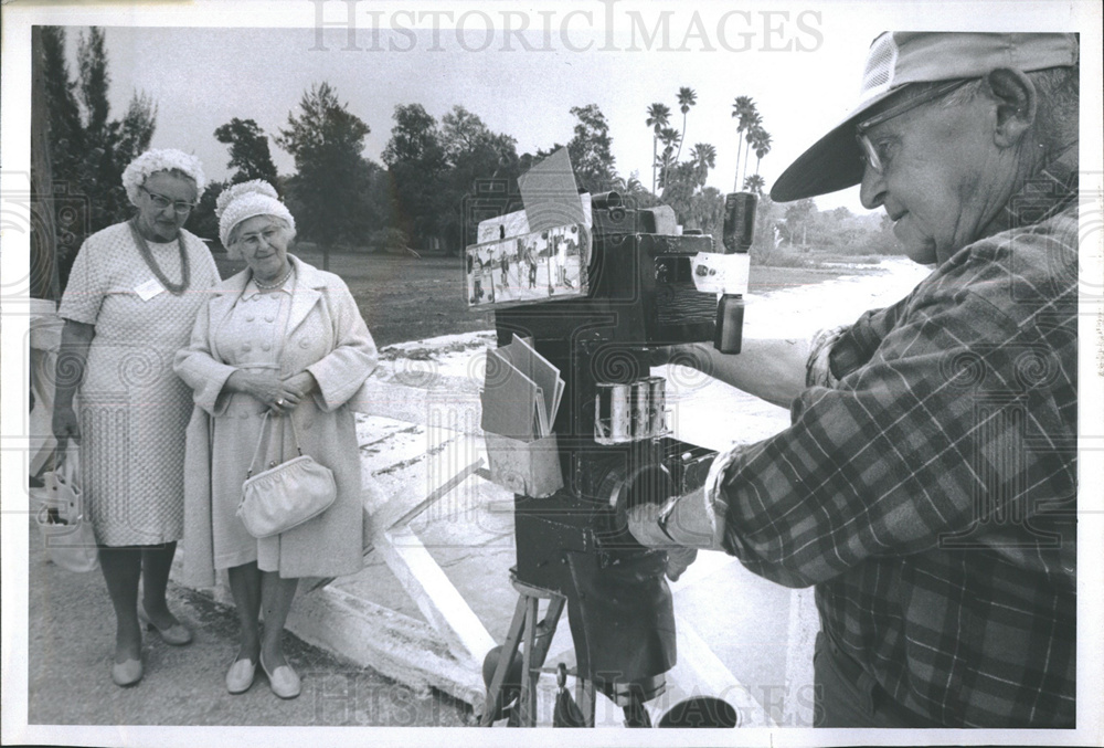 1971 Press Photo Mrs Hazel Hardy & Mrs C Roes get picture taken by M R ...