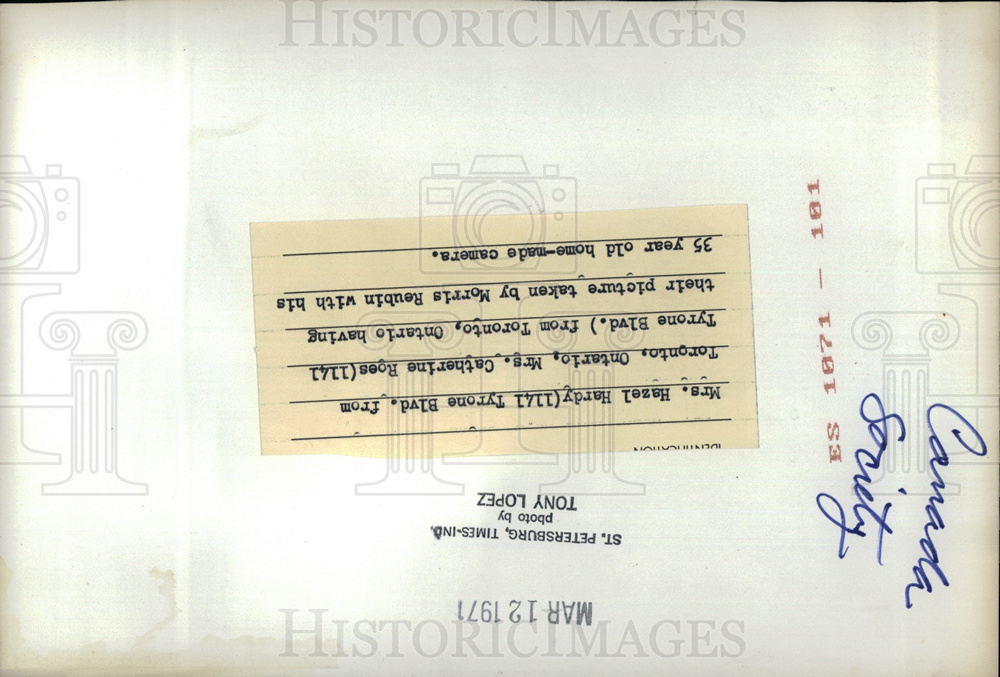 1971 Press Photo Mrs Hazel Hardy & Mrs C Roes get picture taken by M R ...