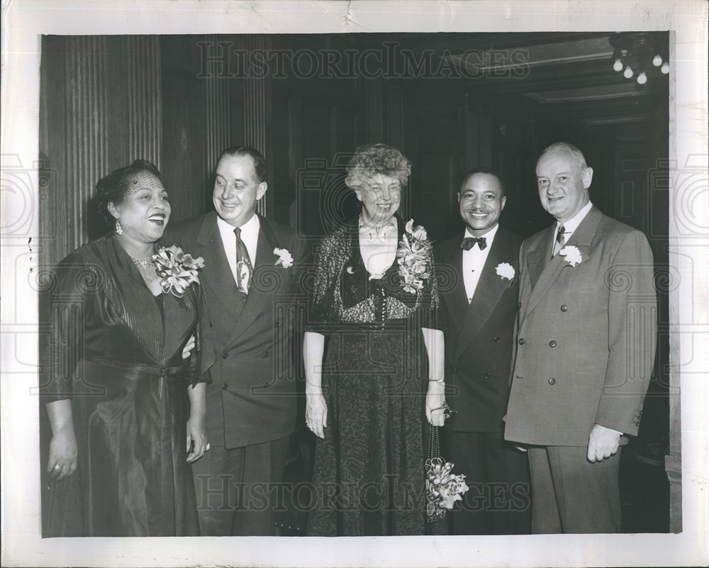1951 Press Photo Mrs. Franklin Roosevelt (Center) Group Smiling People ...