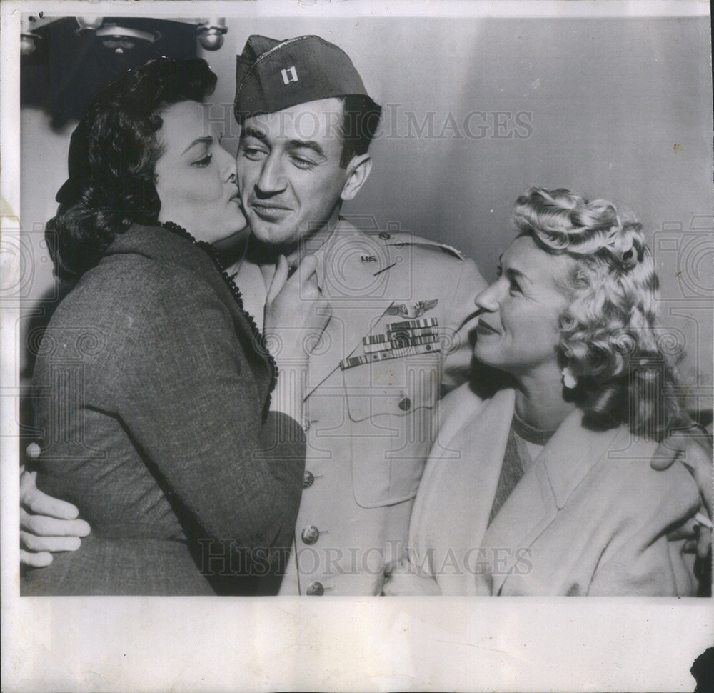 1958 Press Photo U.S. war jet ace Joe McConnell Jr. gets kiss from Jan ...