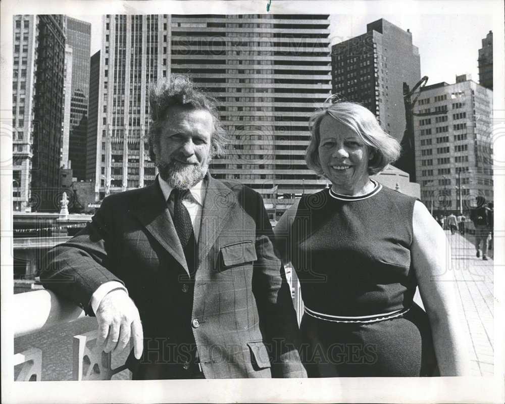 1973 Press Photo Douglas Robertson with Wife Lyn - Historic Images