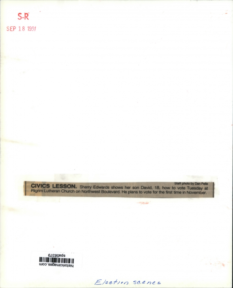 1991 Press Photo Election Scenes, Sherry Edwards shows her son David h ...